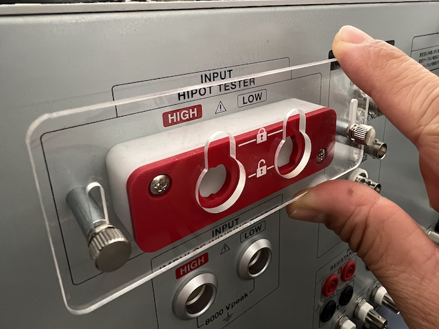 接続ケーブルを接続する | HIGH VOLTAGE MULTIPLEXER